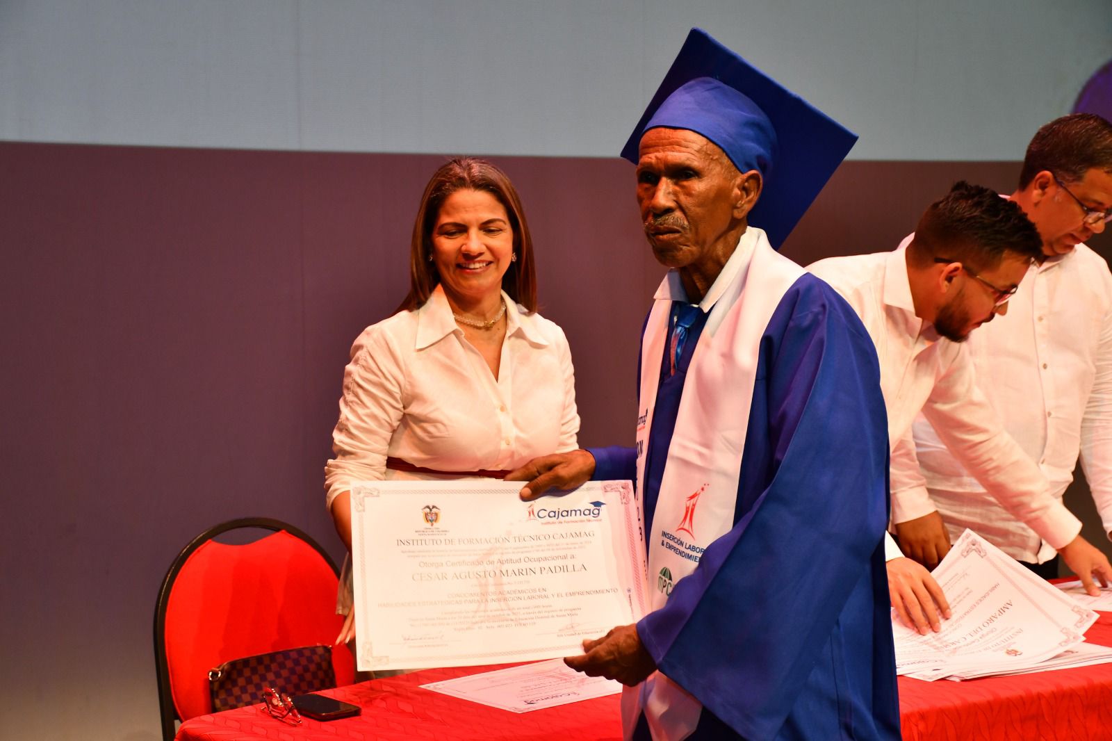 La inspiradora historia de César Marin: Graduado a los 71 años en el ...