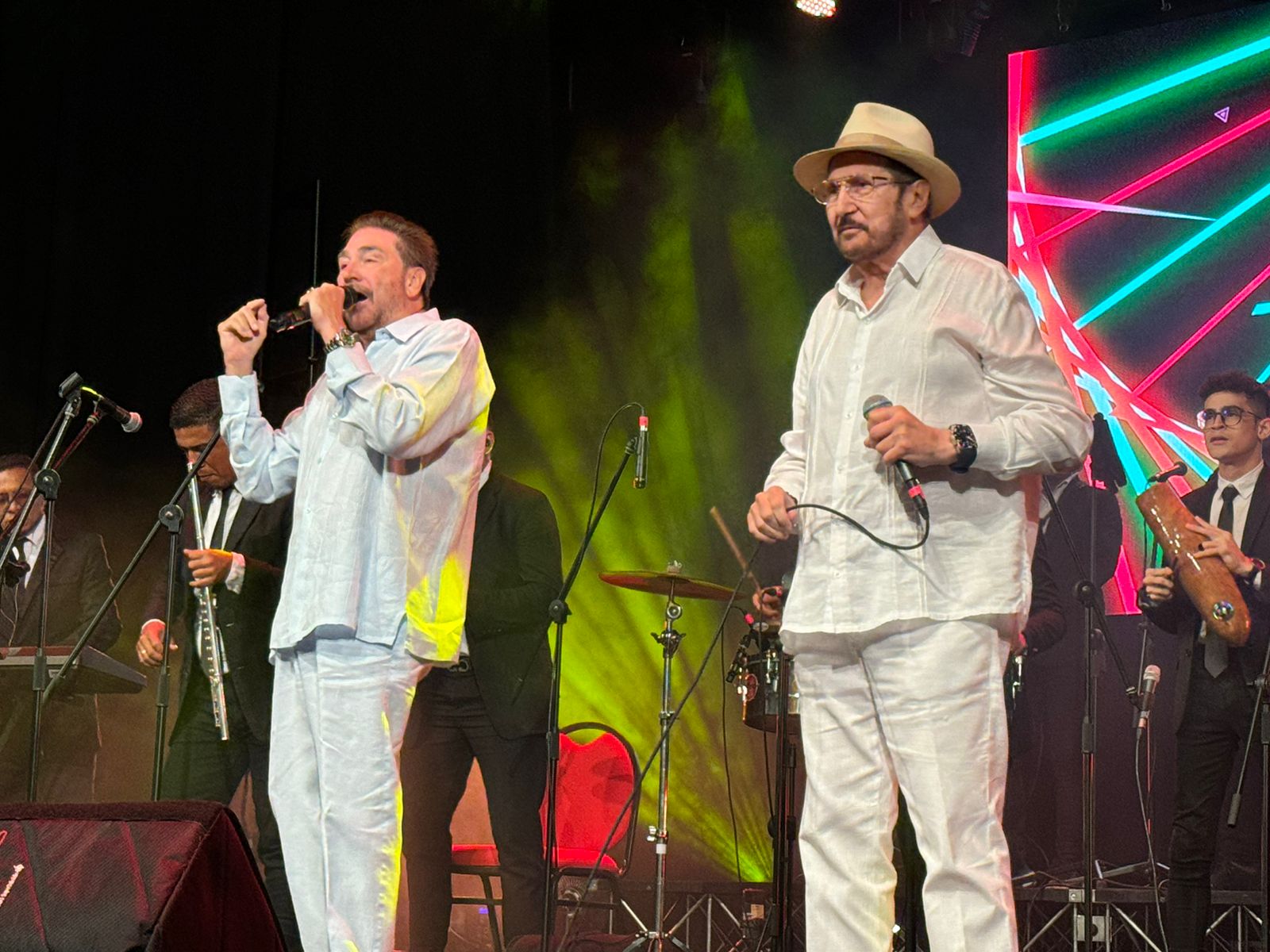 Hansel y Raúl conquistan el Teatro Cajamag con un concierto inolvidable ...